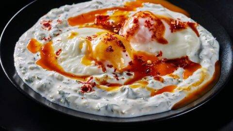 Low Carb Turkish Cilbir Recipe (400 Kcal and High Protein)